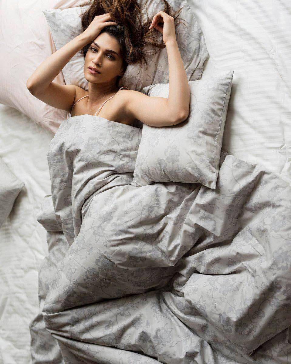 Notice her Boner .. she is hard 🍌 | Scrolller