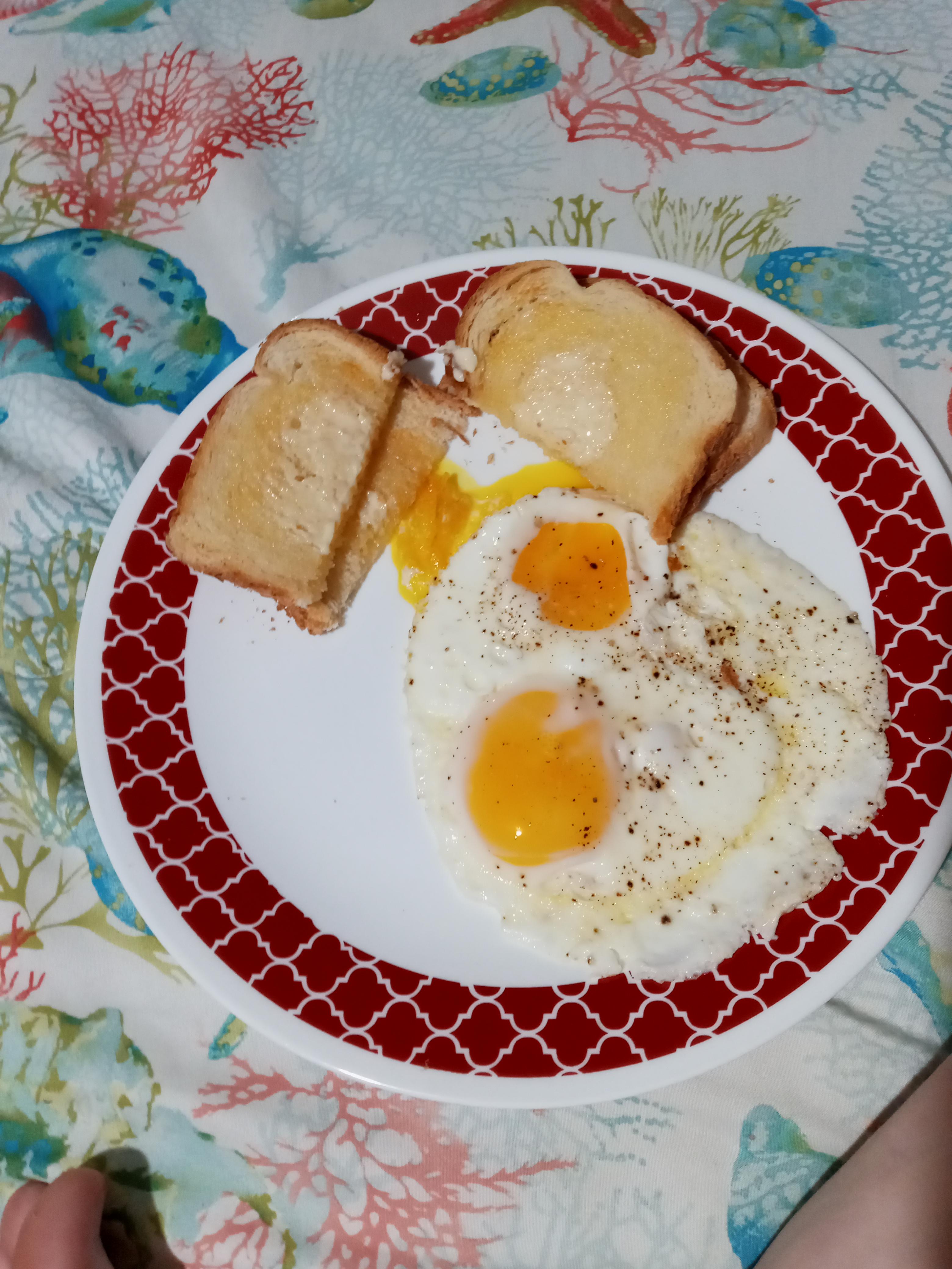 This little made some nummy eggs all by herself! | Scrolller