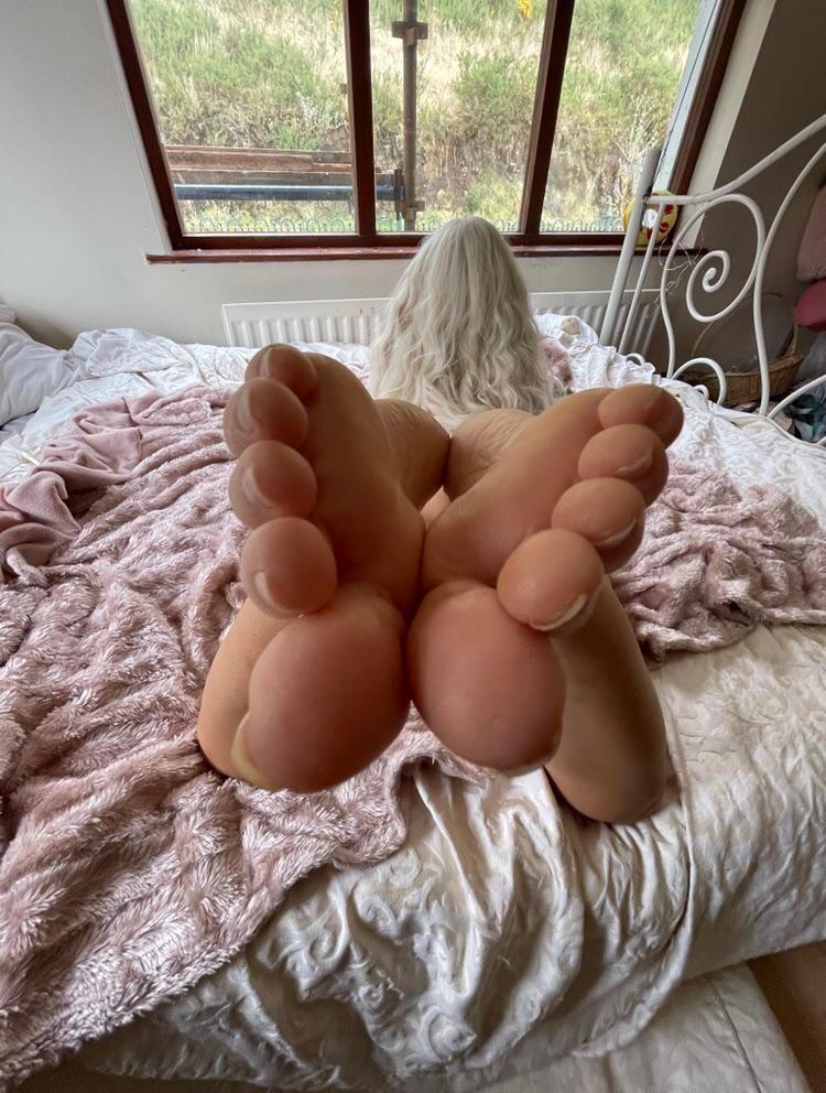 [oc] suck my toes 🥰 | Scrolller