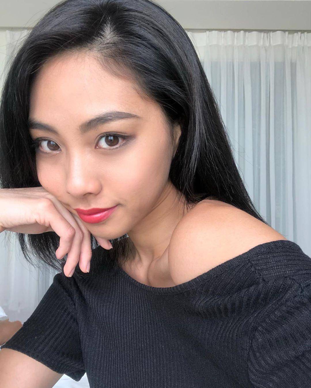 Off the shoulder | Scrolller