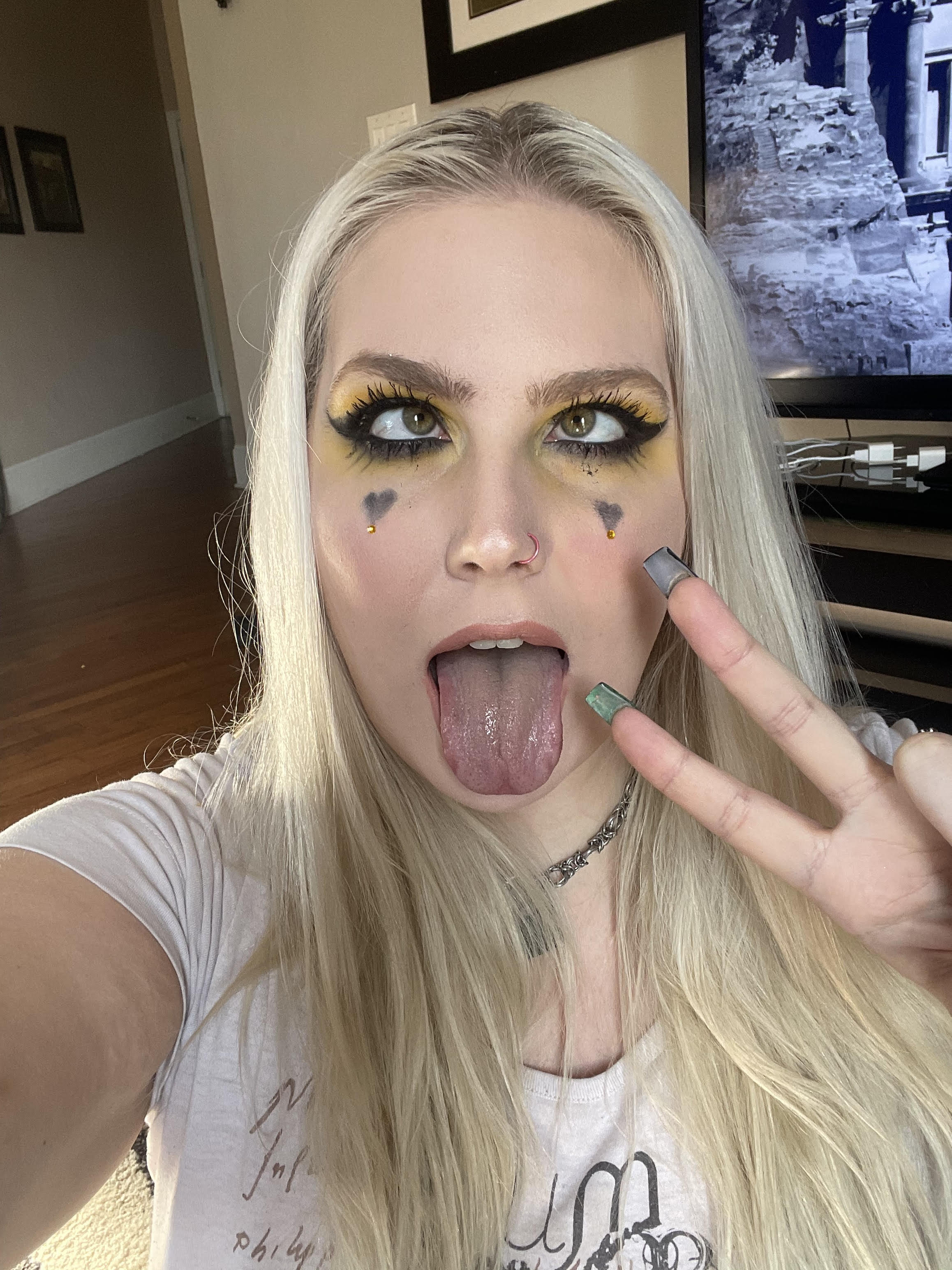 Oh, hi!! | Scrolller