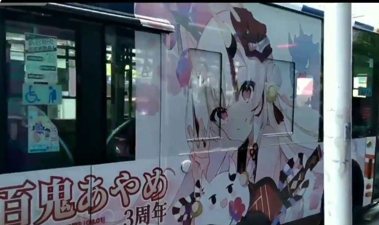 Ojou on the bus. | Scrolller