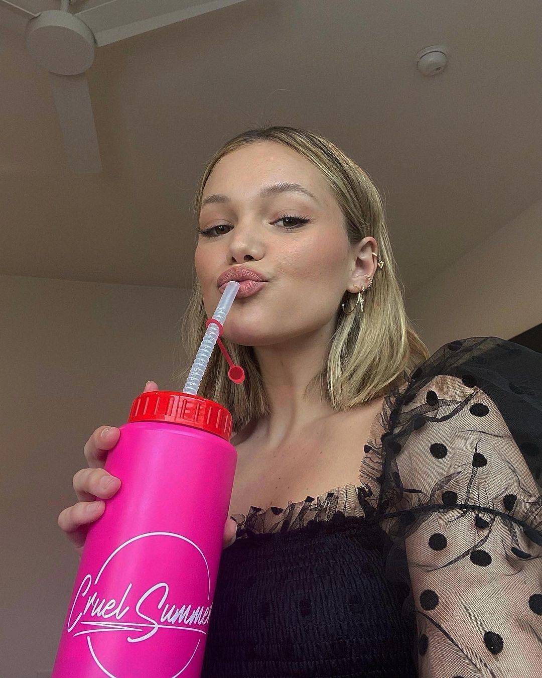 Olivia Holt Scrolller