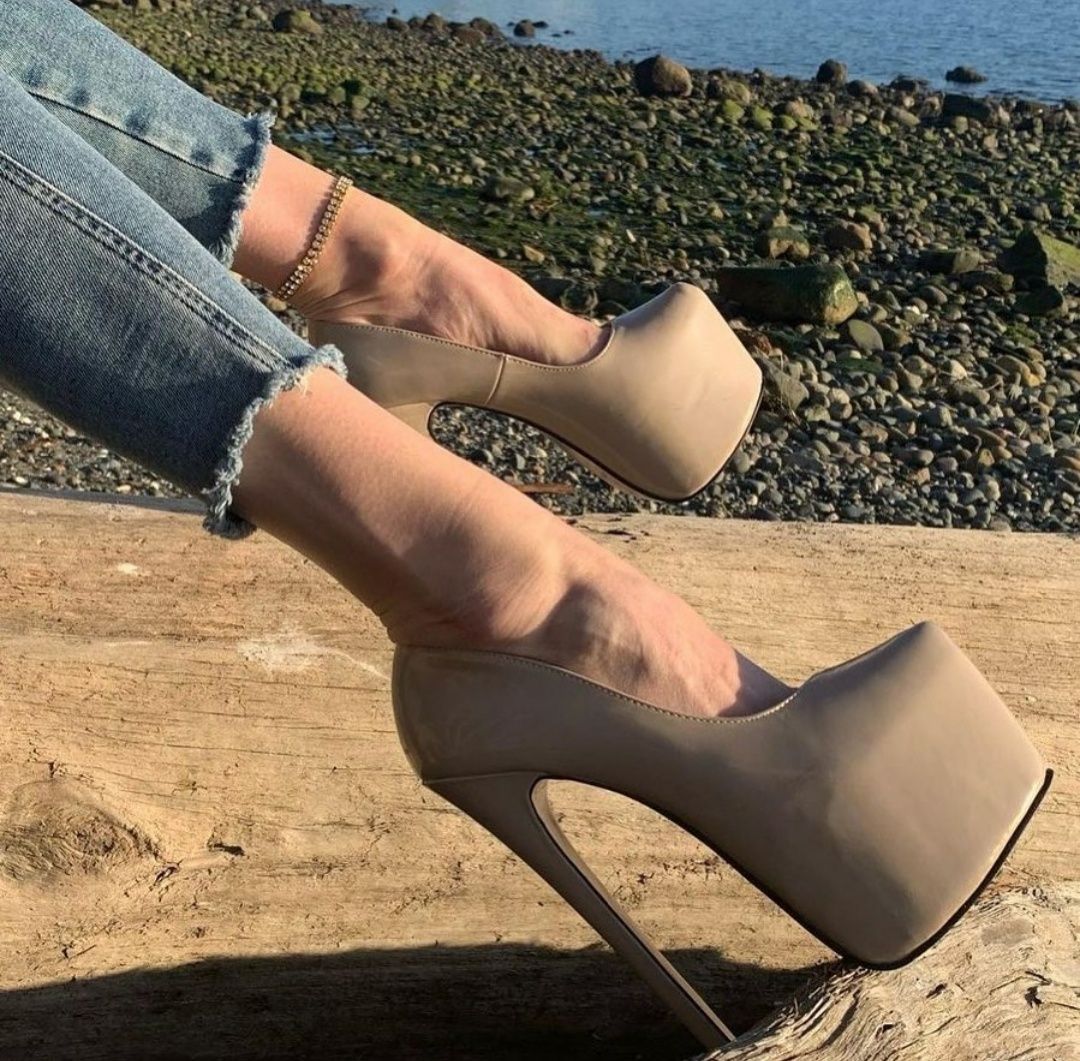 Omg another pic of my favourite perma high heel girl at the beach . Yup she uses them at the ...