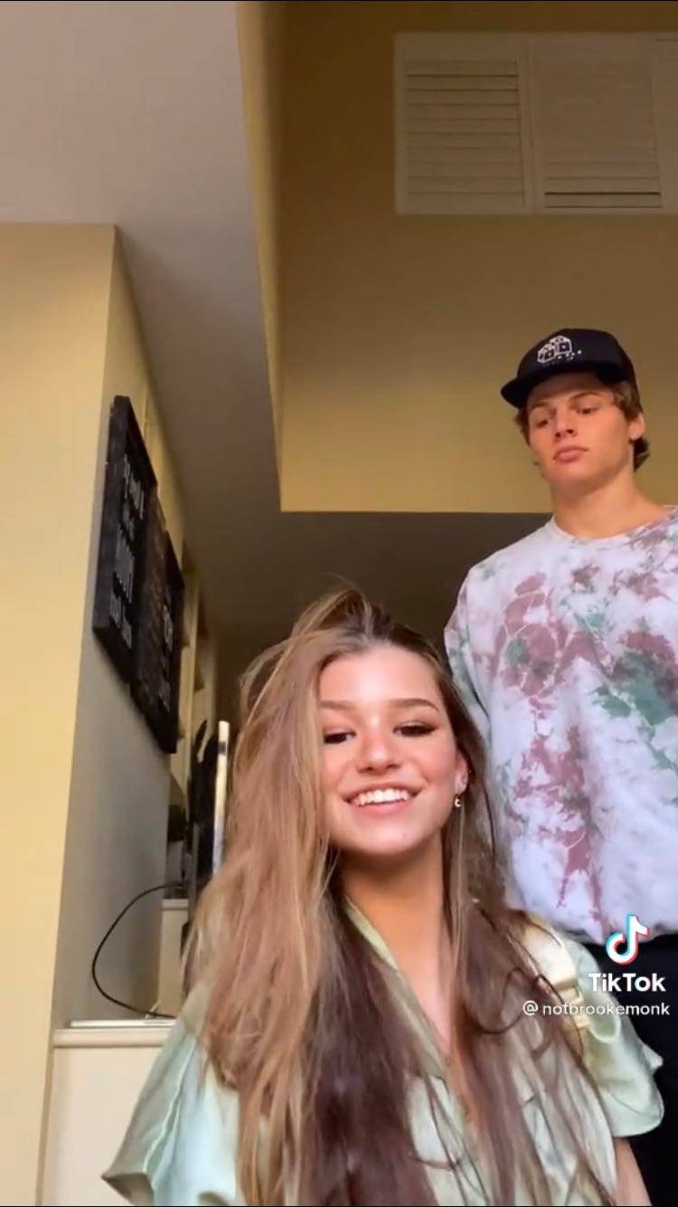 On her knees for Sam | Scrolller