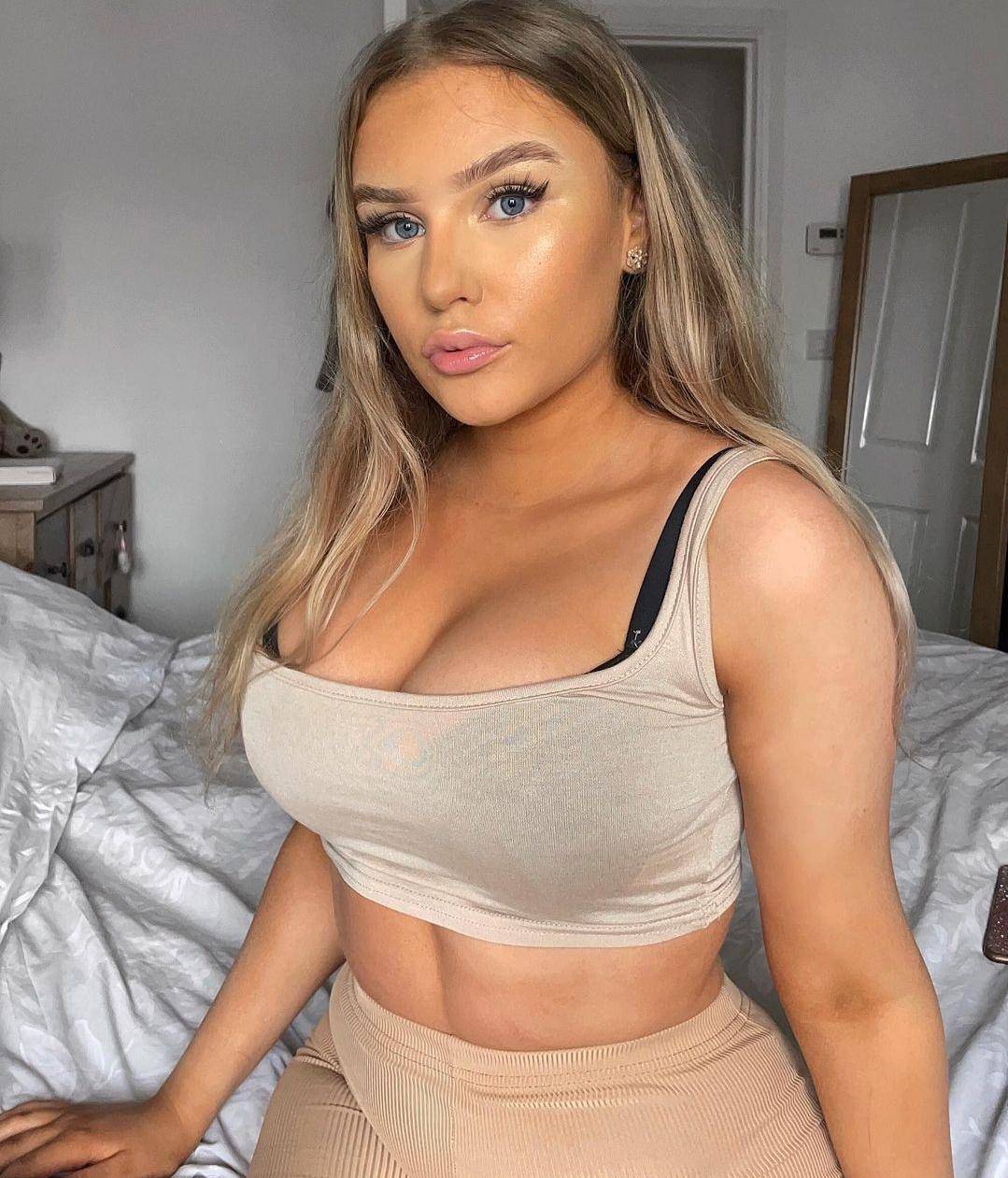 On the bed | Scrolller