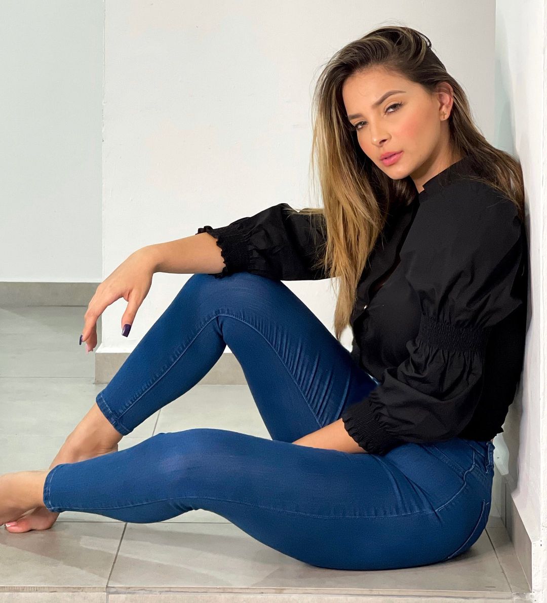 On the floor | Scrolller