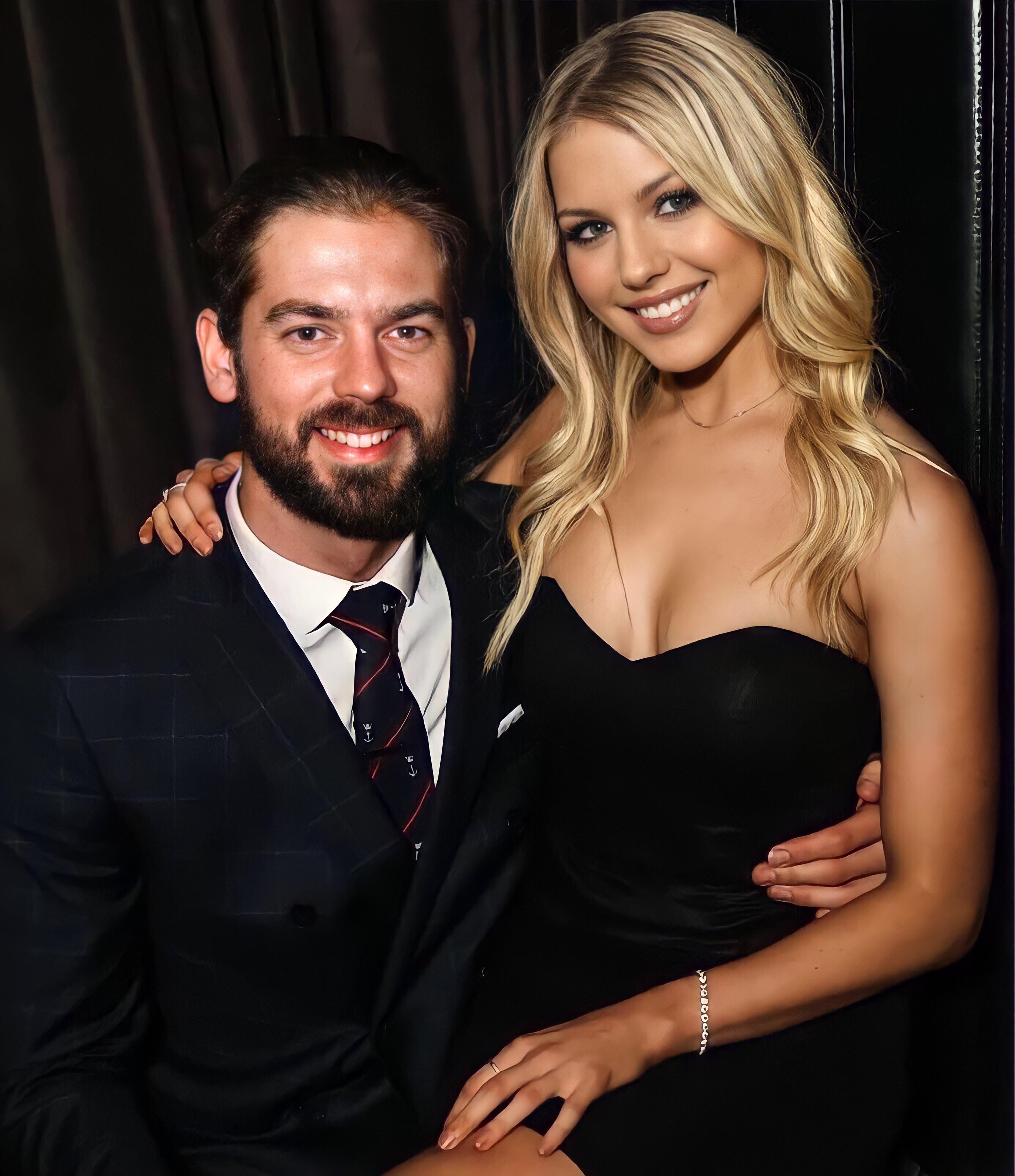 On the knee of my favourite man | Scrolller