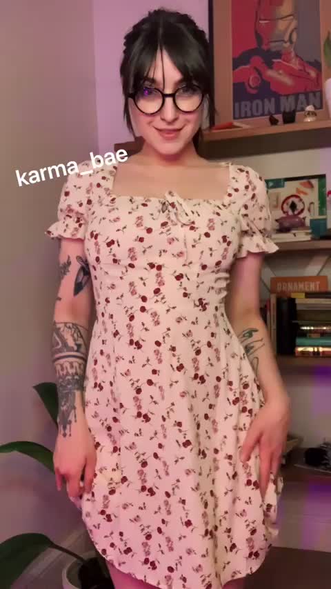 One blink and my dress is off🙈 | Scrolller