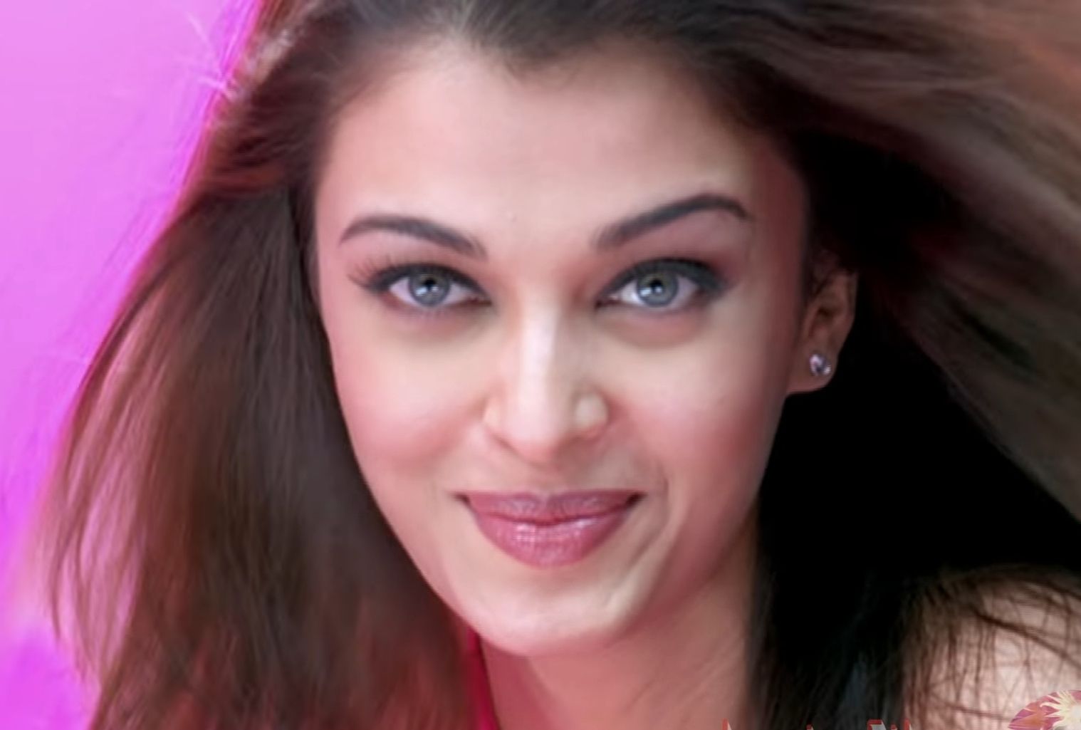 One cannot find any imperfections in Aishwarya...Wannna kiss her all ... One cannot find any imperfections in Aishwarya...Wannna kiss her all ...
