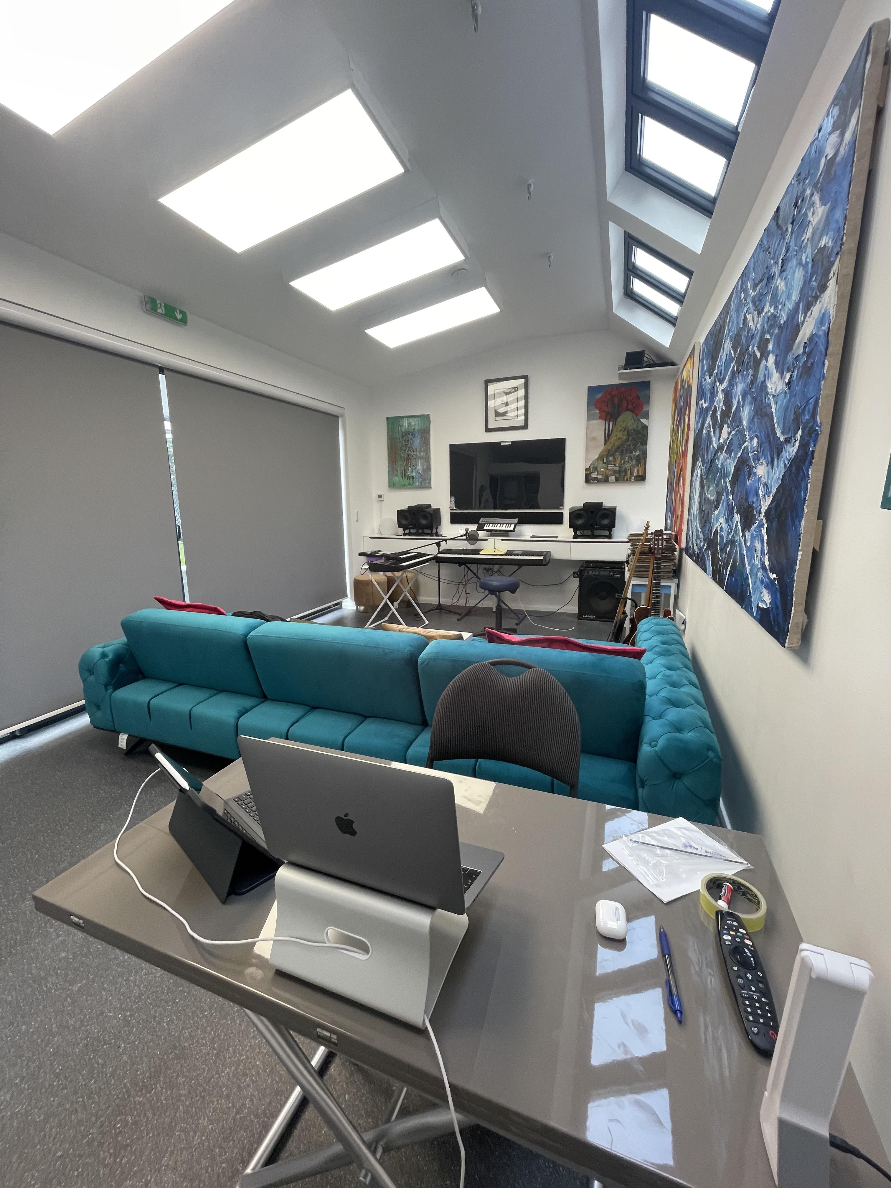 Online School M/17 | Scrolller