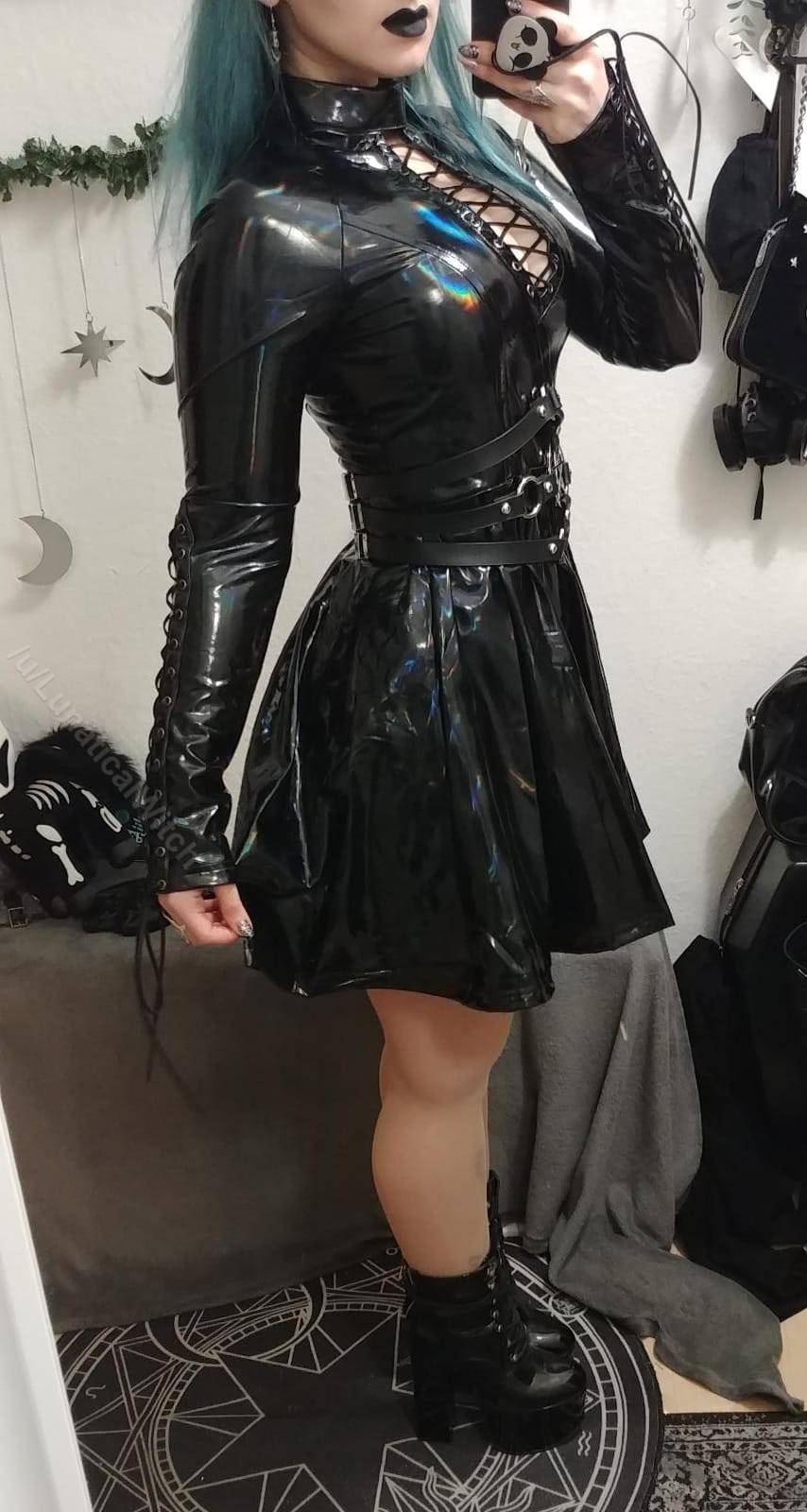 Ooh I think I look extra good wearing shiny clothing 😍 | Scrolller