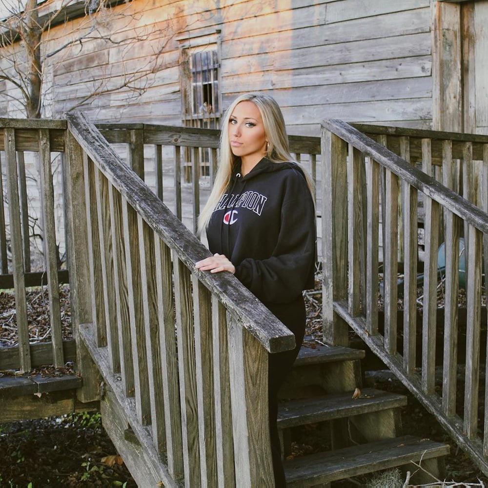 Outdoor gal | Scrolller