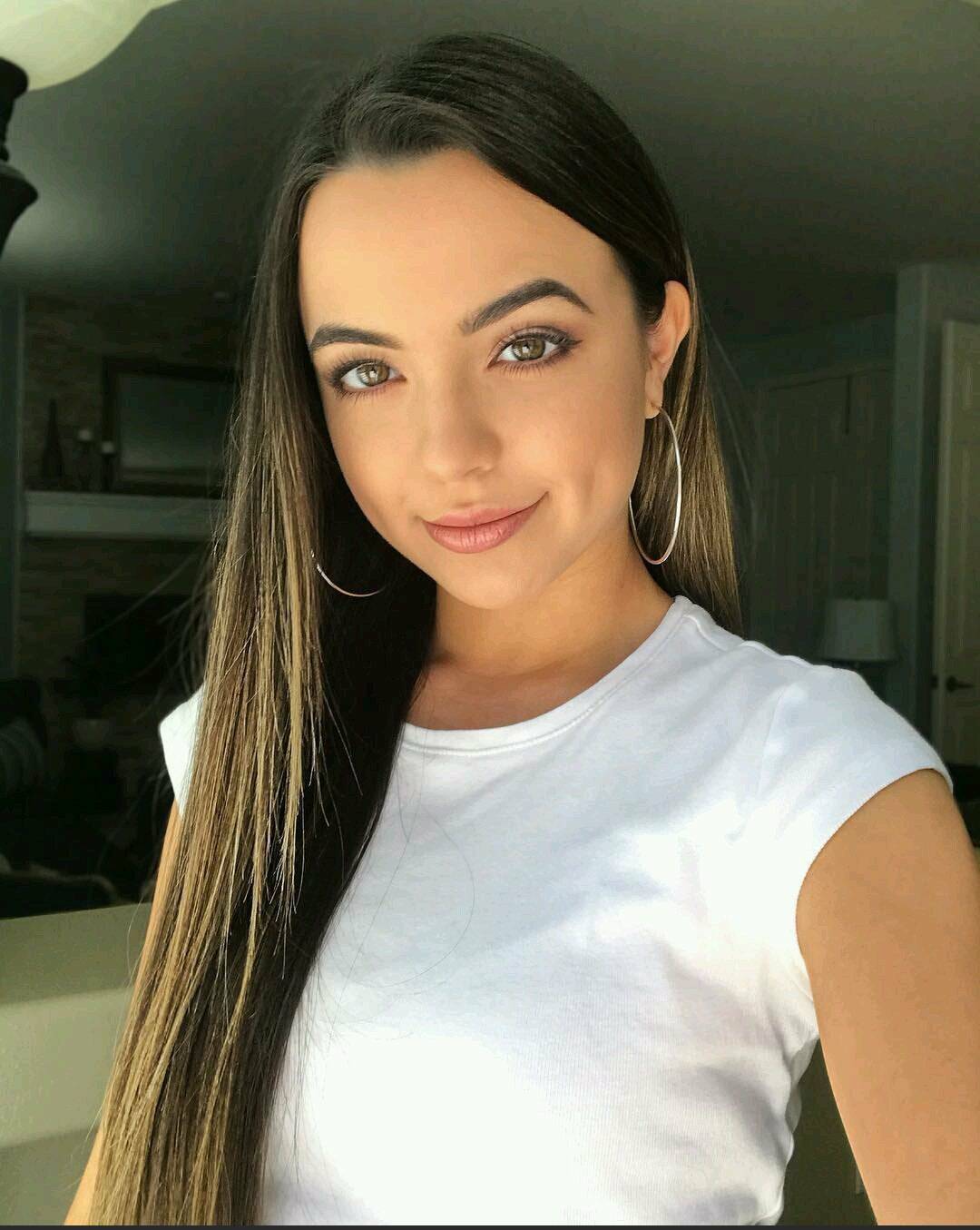 Outstanding look | Scrolller