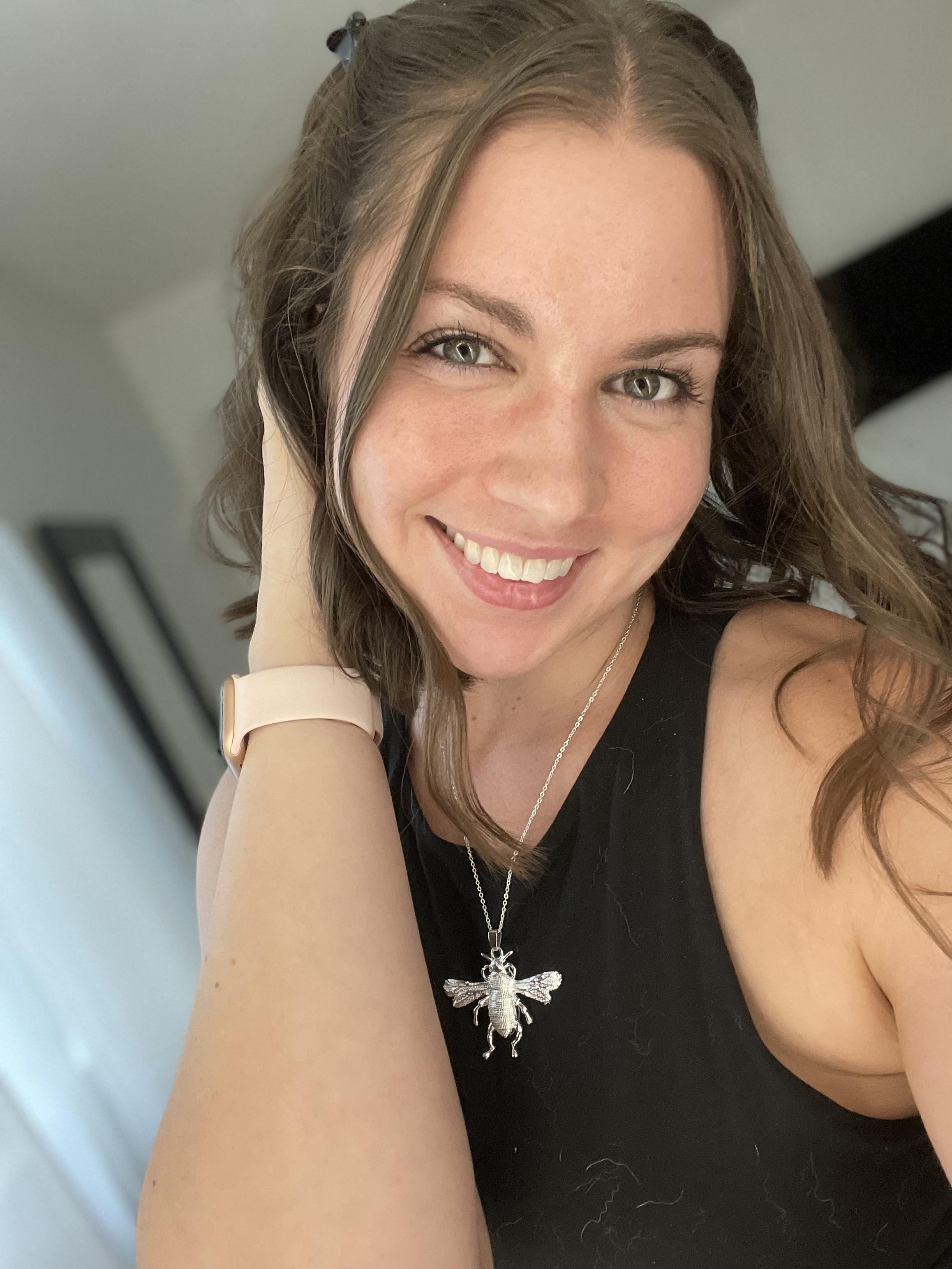 Over 18 and I like bees 🐝 | Scrolller