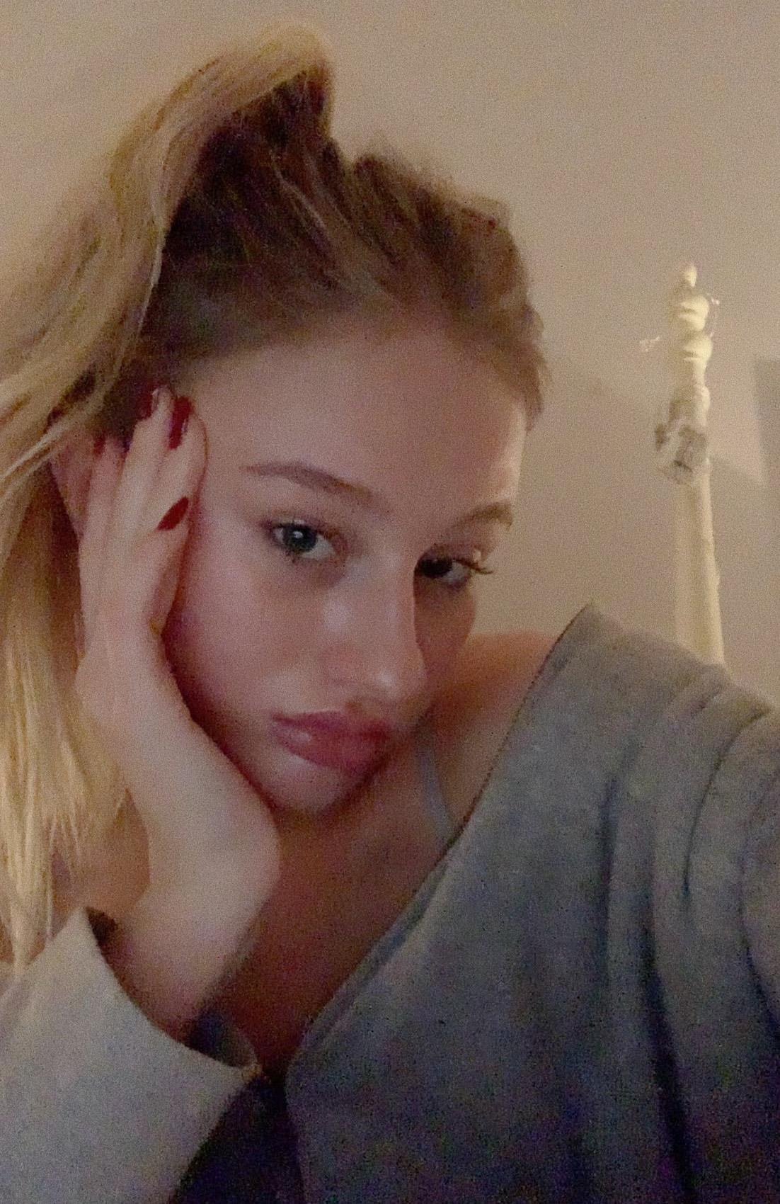 (Over 18) Bed selfie | Scrolller