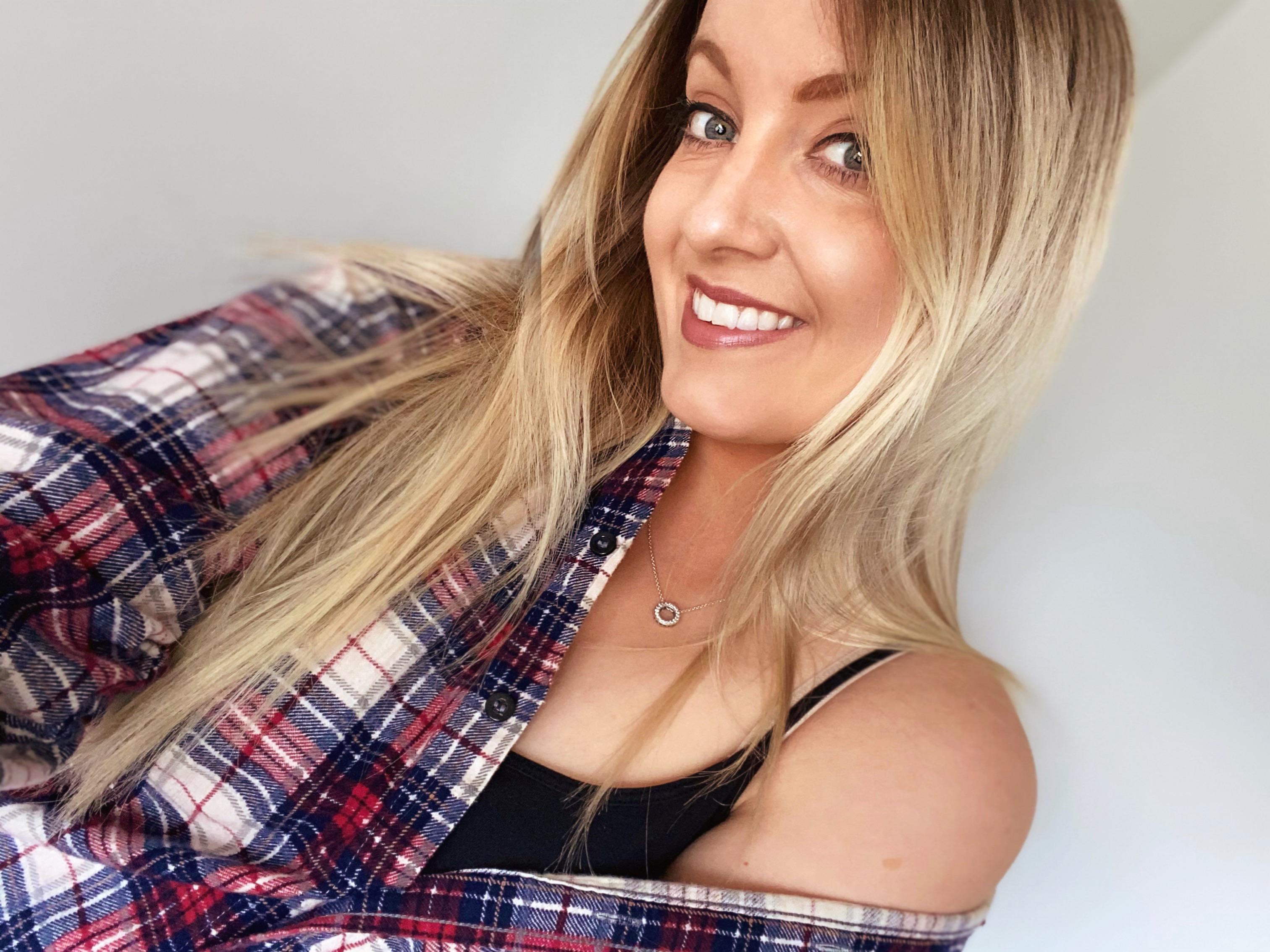 (Over 18) risqué shoulder action | Scrolller