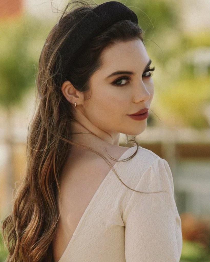 Over the shoulder smoldering look. | Scrolller