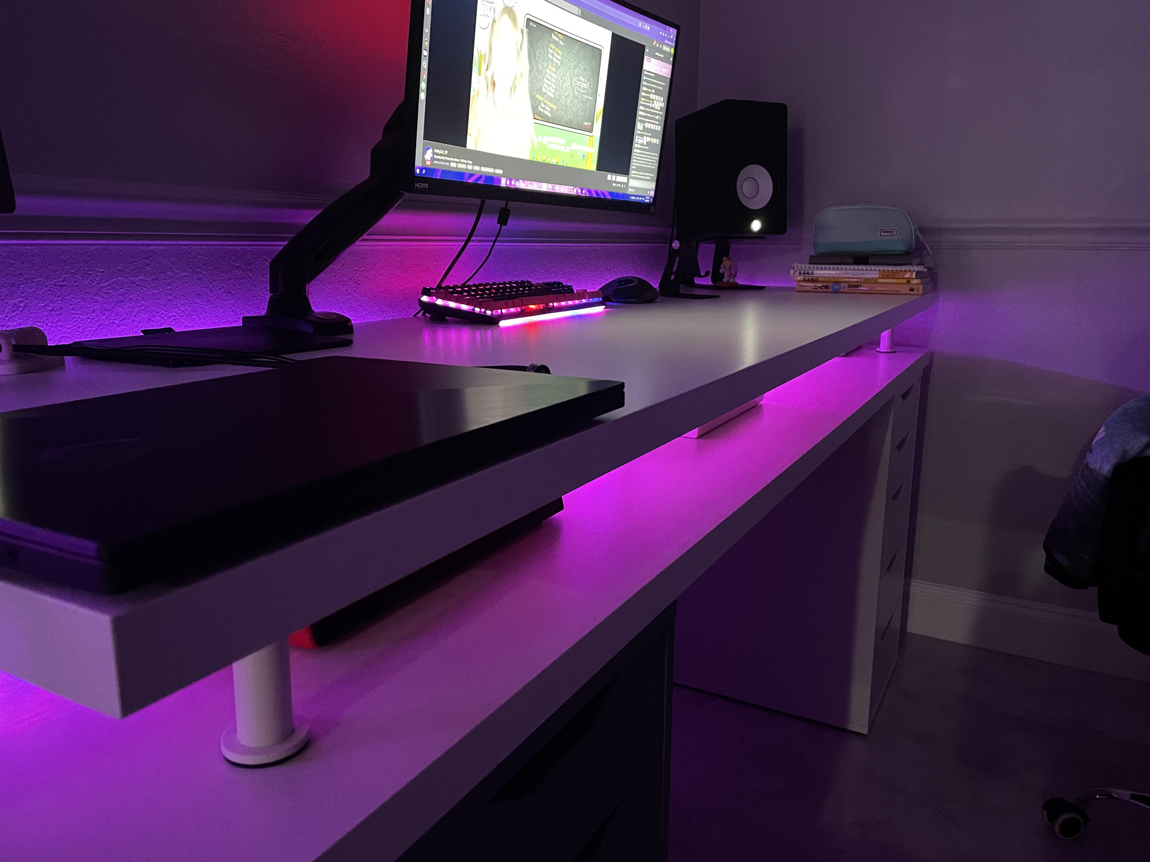 パソコンデスク。PC desk setup | Scrolller