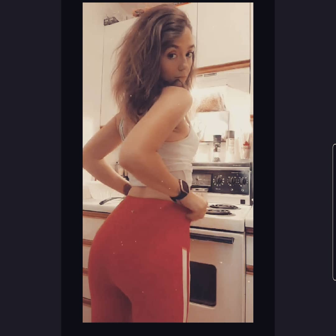 Peachy Cooking! VIDEO ON MY ONLYFANS 👅🍑 | Scrolller