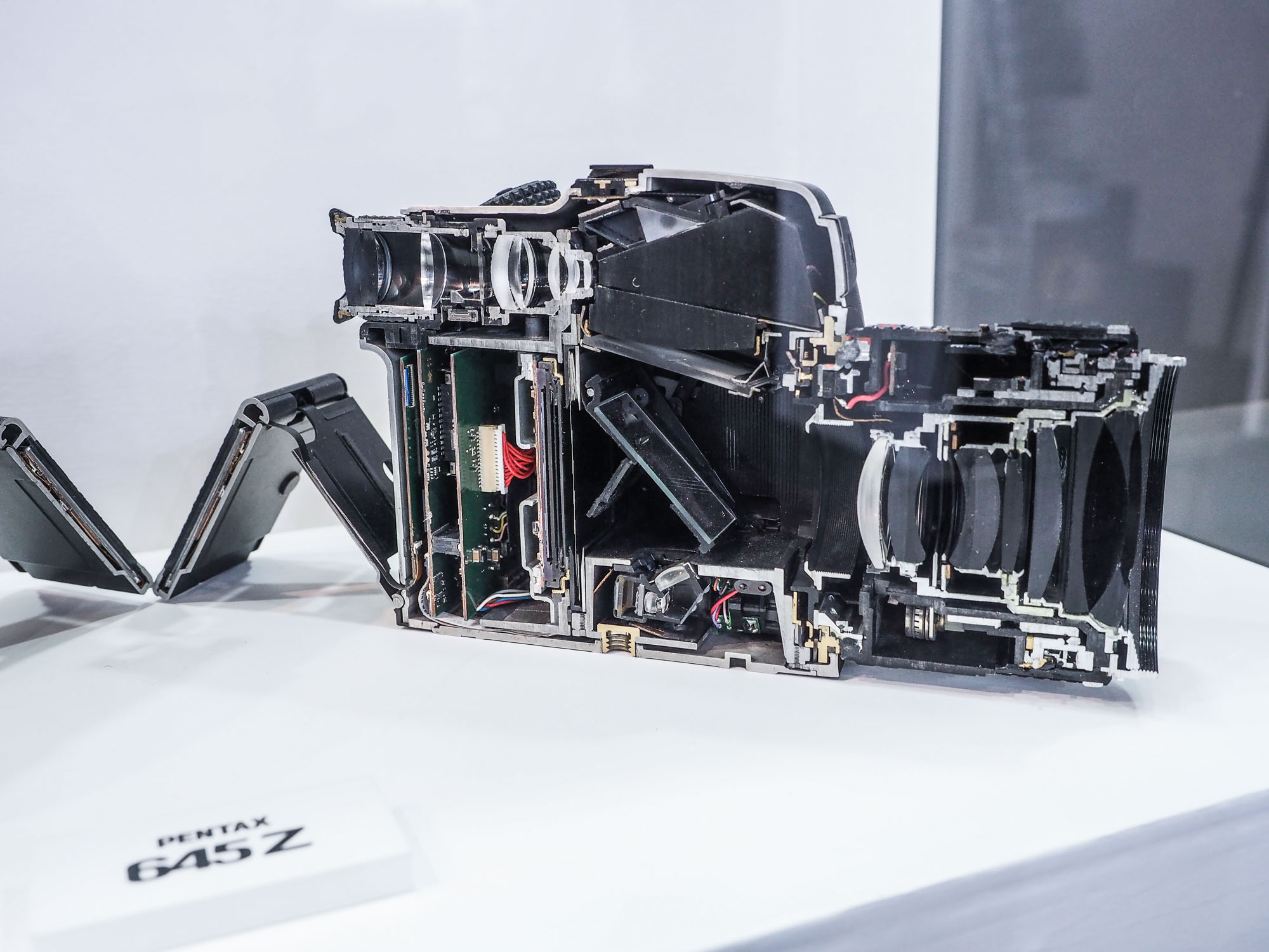 Pentax 645Z Medium-Format Camera [X-Post ThingsCutInHalfPorn by u/Dat_Bokeh] | Scrolller