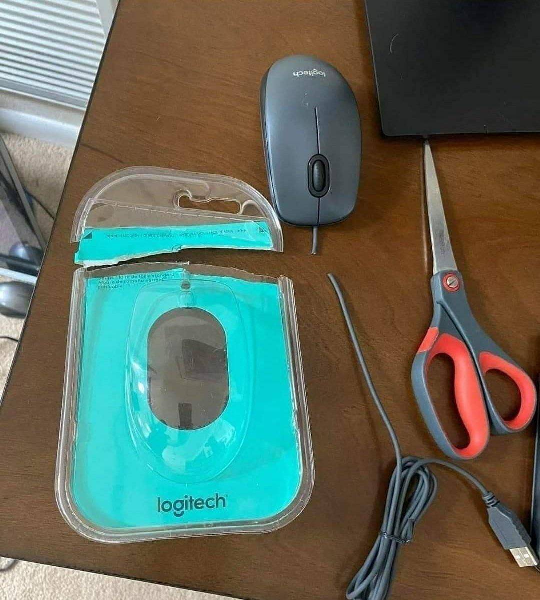 Pepega unboxing the logitech mouse | Scrolller