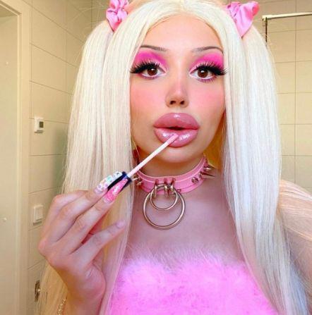 Perfect bimbo face | Scrolller