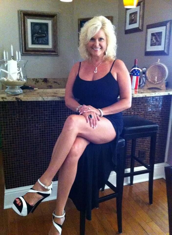 Perfect legs gilf | Scrolller