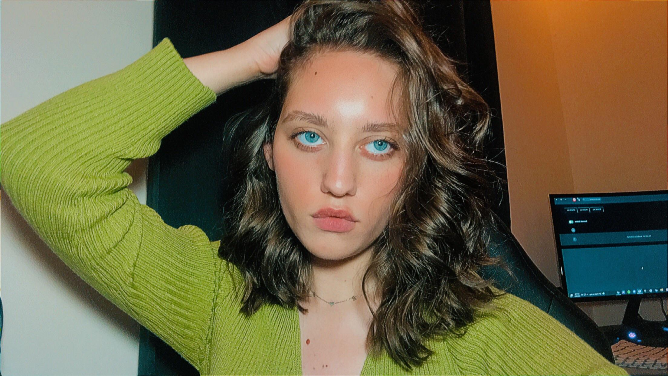 Perfecting the “smolder” 😙 23F | Scrolller