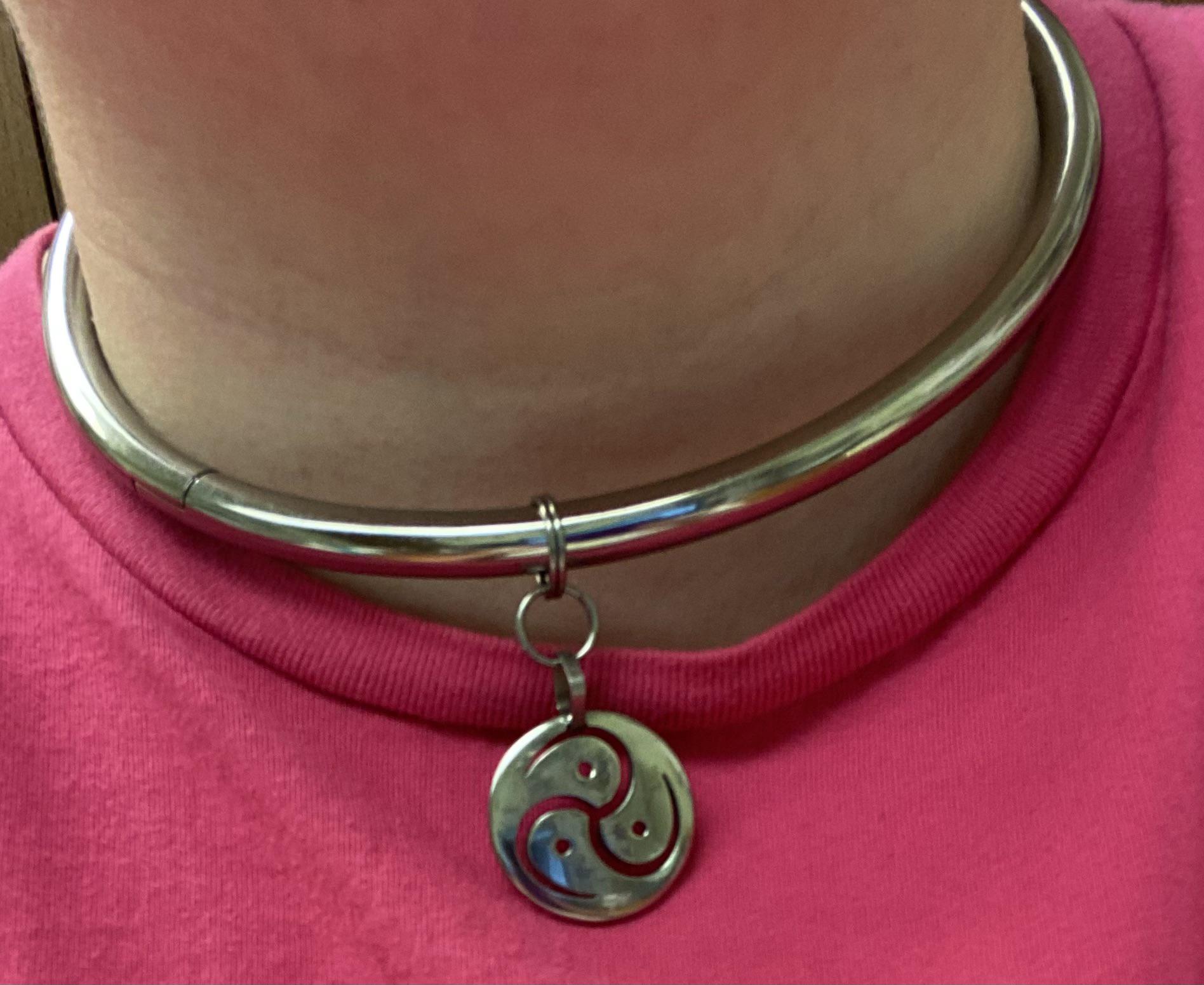 Permanent collar | Scrolller