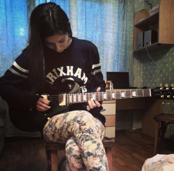 Petition for Aloona to play despacito on her guitar | Scrolller