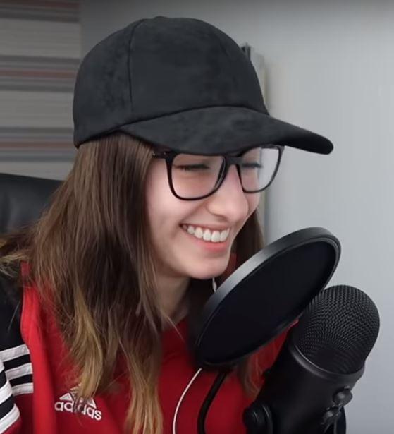 Petition so that Aloona understands that her smile is beautiful | Scrolller