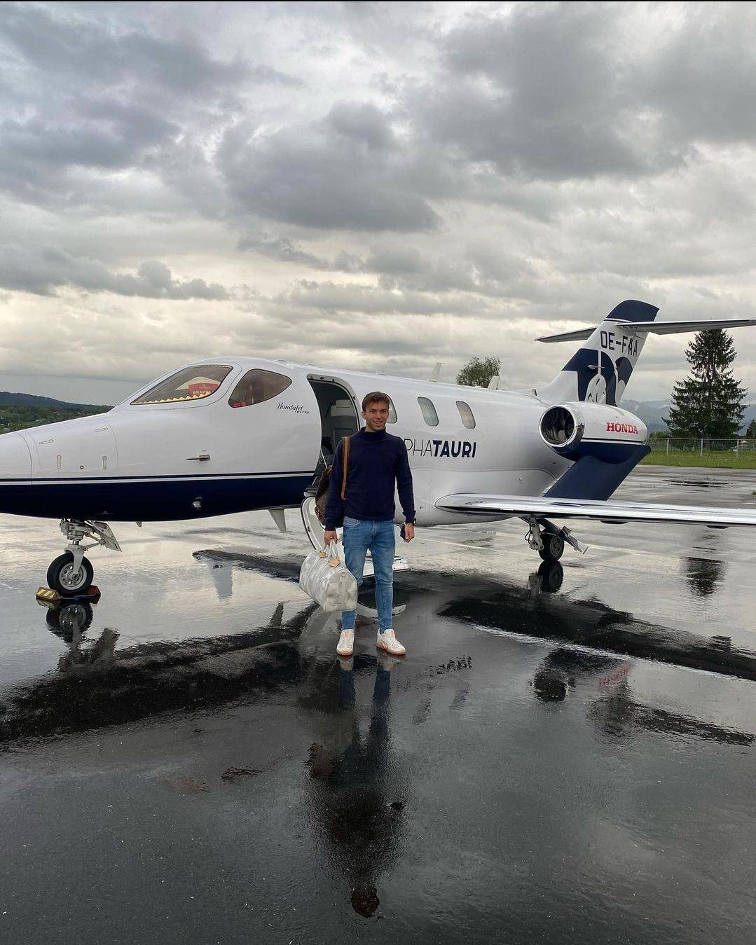 Piece Gasly with Alpha Tuari painted private jet | Scrolller