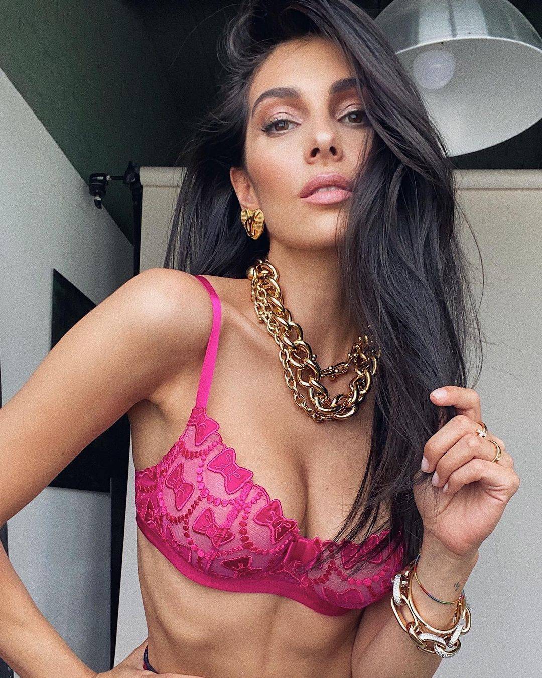 Pink bra | Scrolller