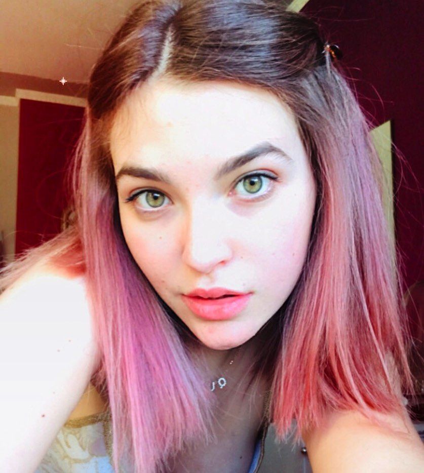 Pink hair stare | Scrolller