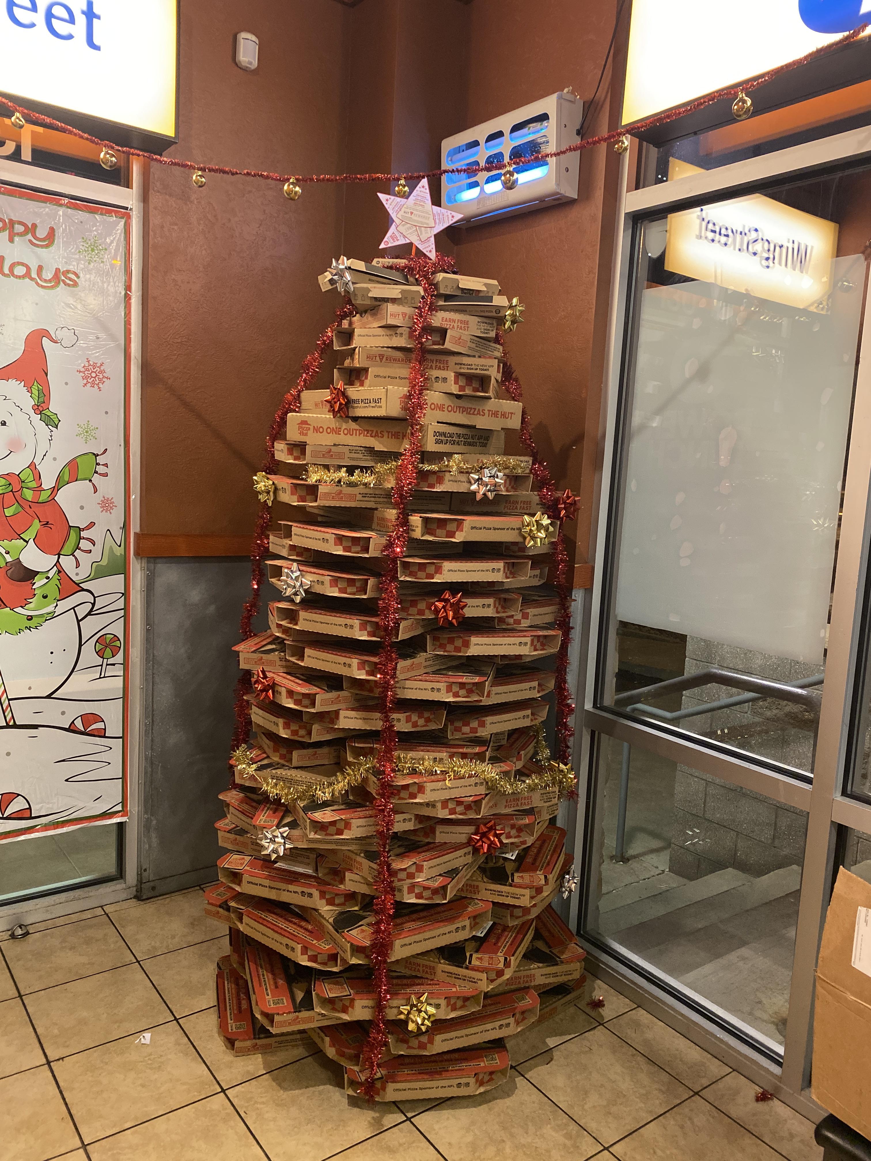 Pizza Hut Christmas Tree! | Scrolller