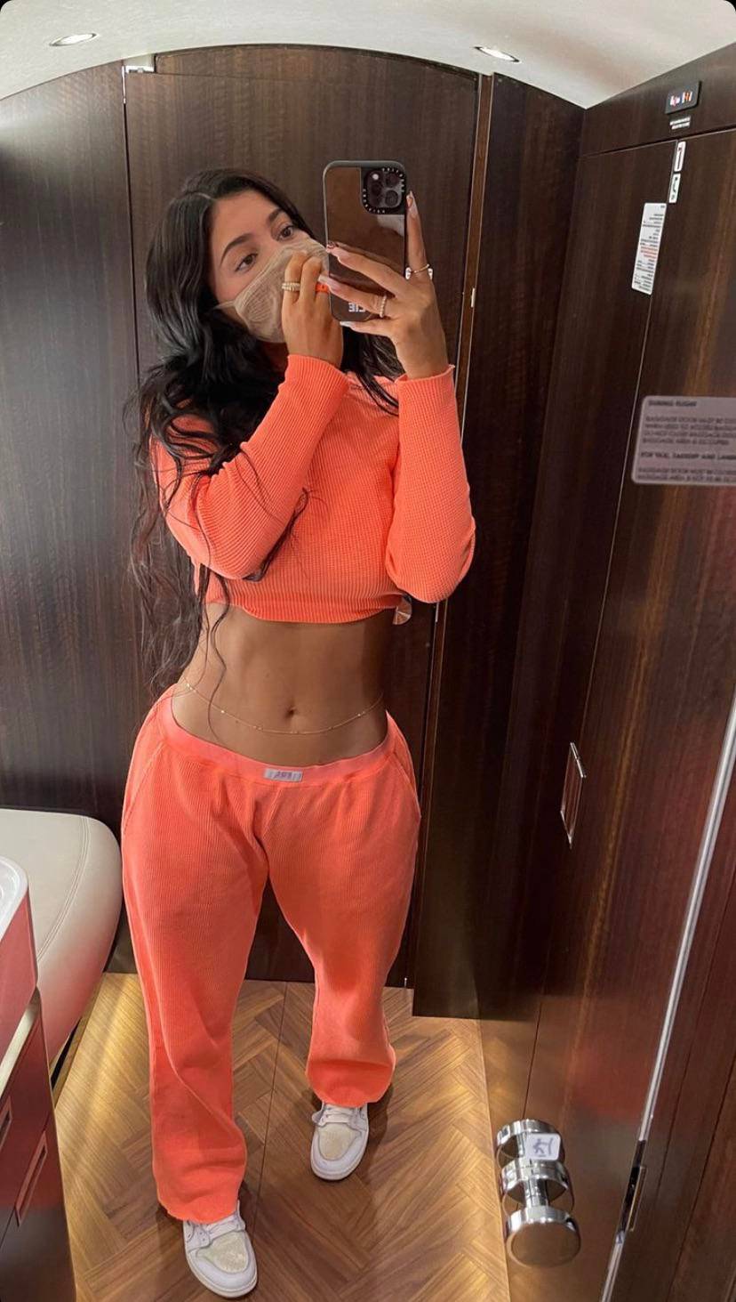 plane selfie | Scrolller