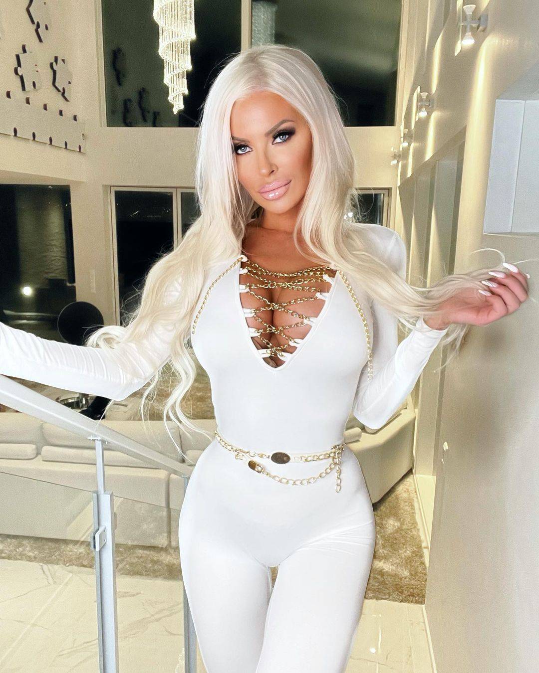 Platinum blonde bimbo trophy wife | Scrolller