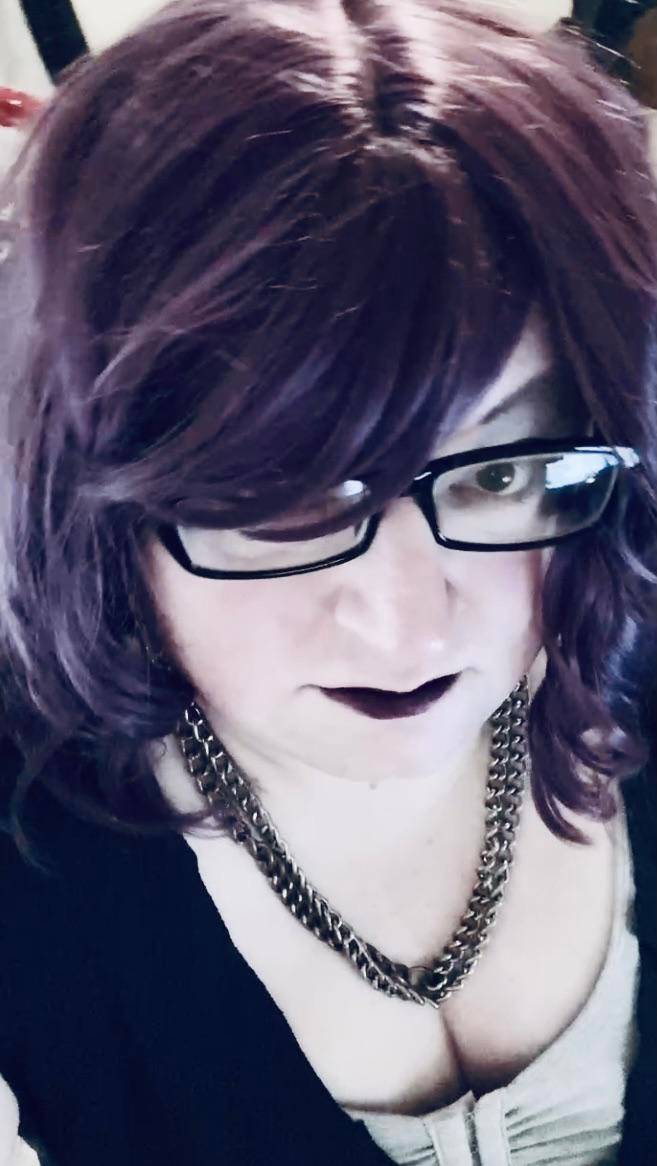 Playful queer Enby, link in bio | Scrolller