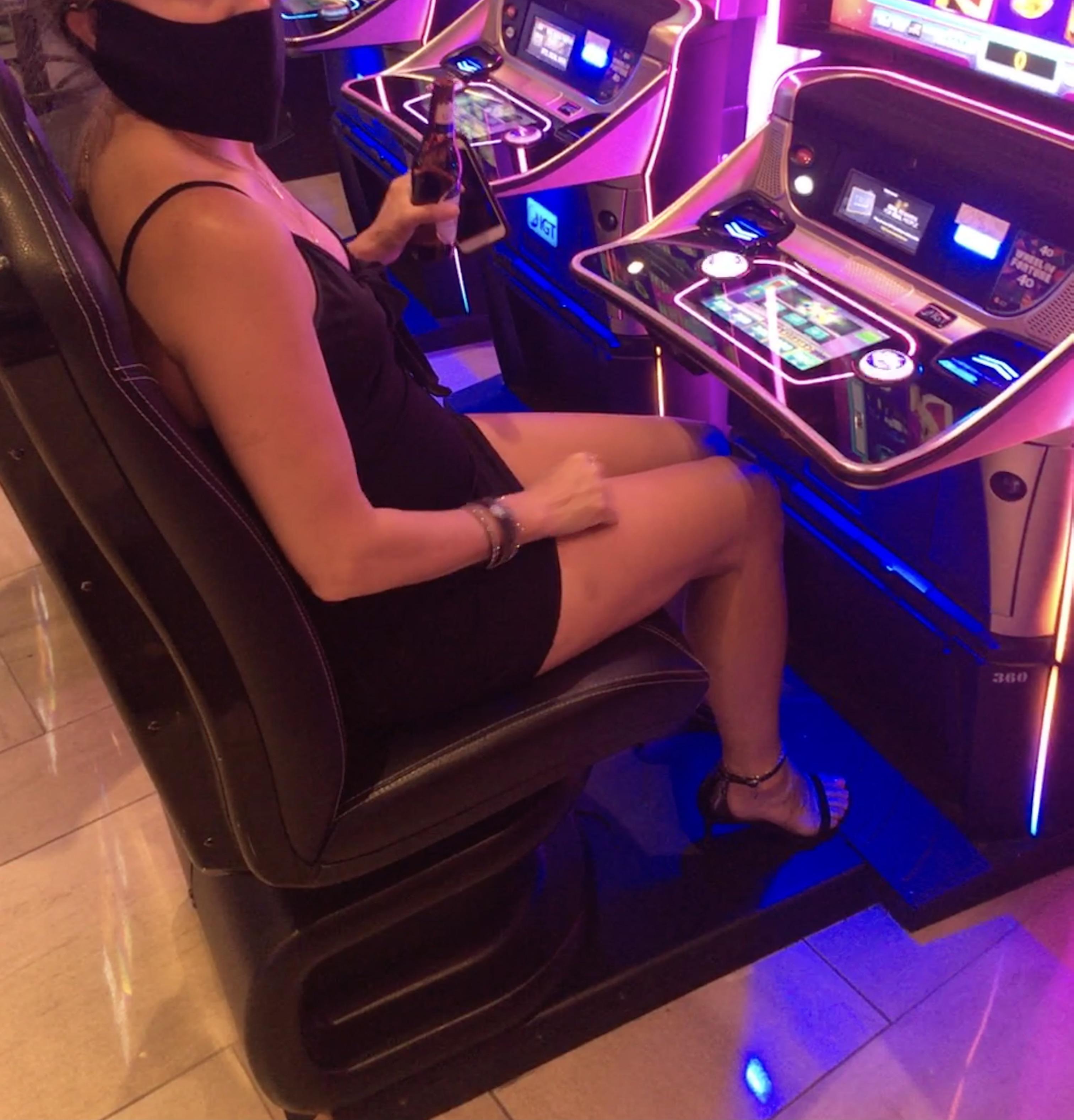 Playing the slots in Vegas | Scrolller