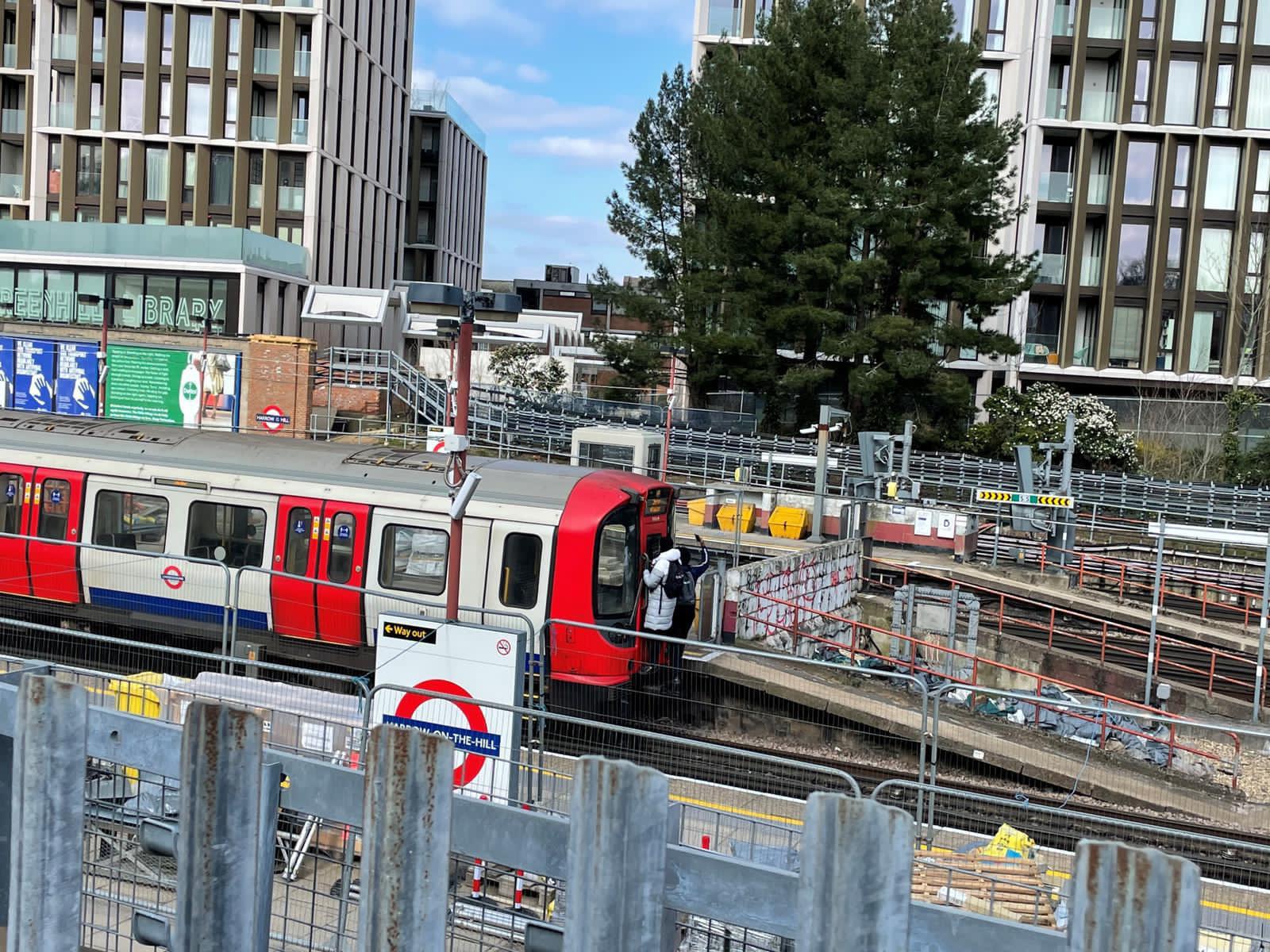 Please mind the gap | Scrolller