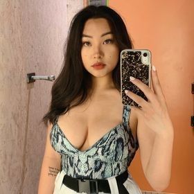 Plenty of cleavage | Scrolller