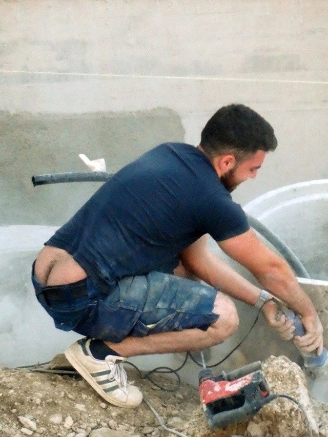 Plumbers Crack | Scrolller