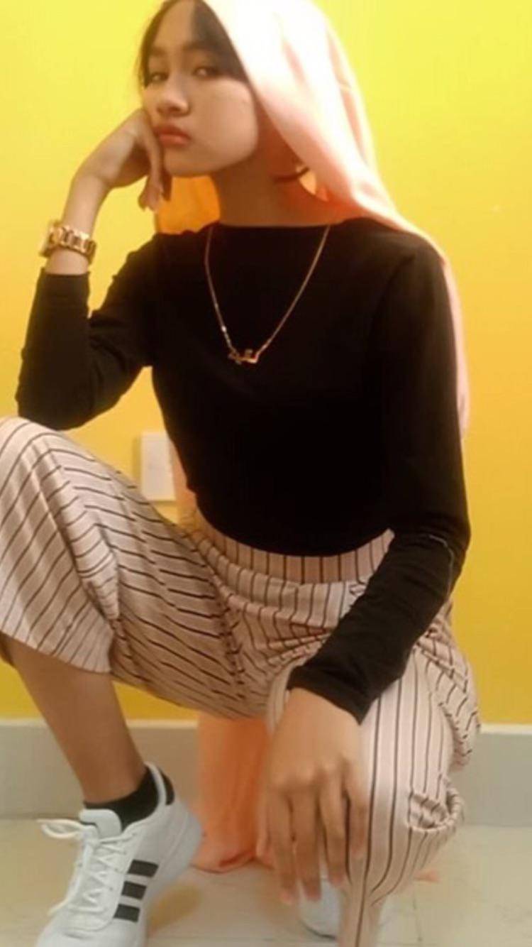 Pm for more of this tight girl | Scrolller