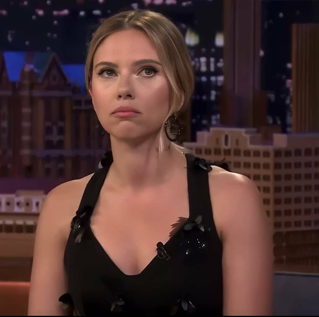 Poor Scarlett, come here to cheer you up | Scrolller