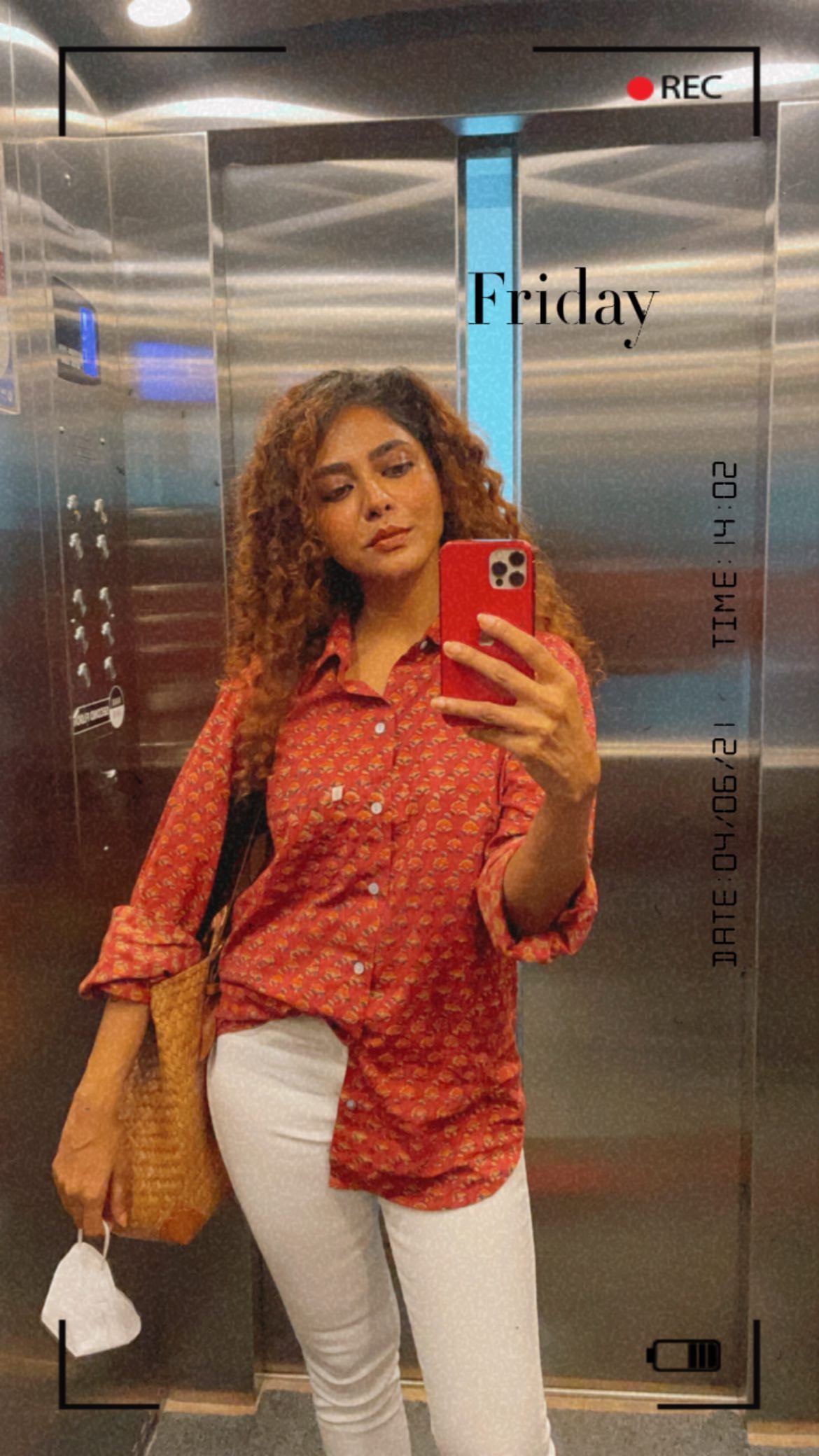 Poornima Indrajith - 1 Side Thigh show 🍗 | Scrolller