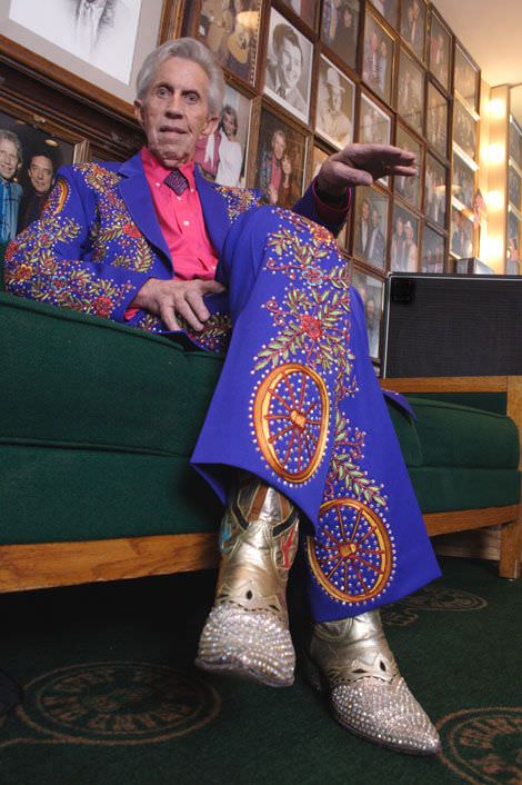 Porter Wagoner In A Suit By Nudie Cohn Scrolller