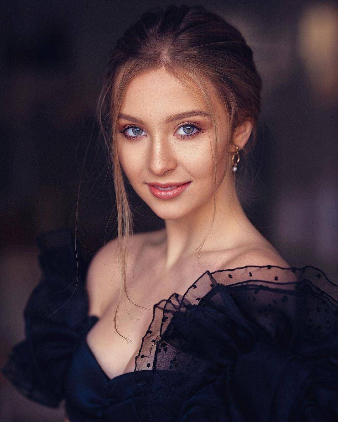 Portrait Model | Scrolller