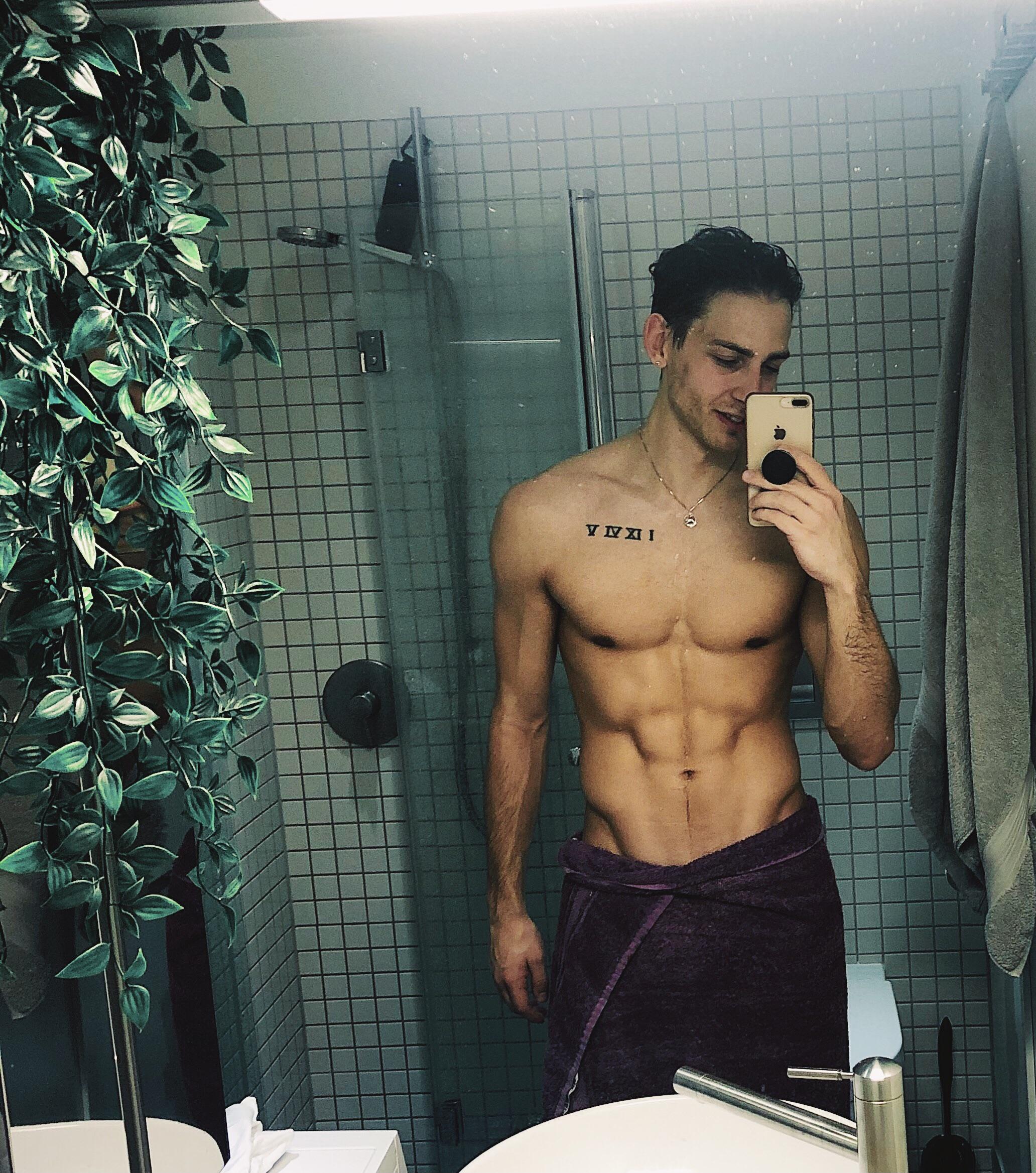 Pov Were In The Gym Locker Room Together And I Drop My Towel💦 What Do You Do Scrolller