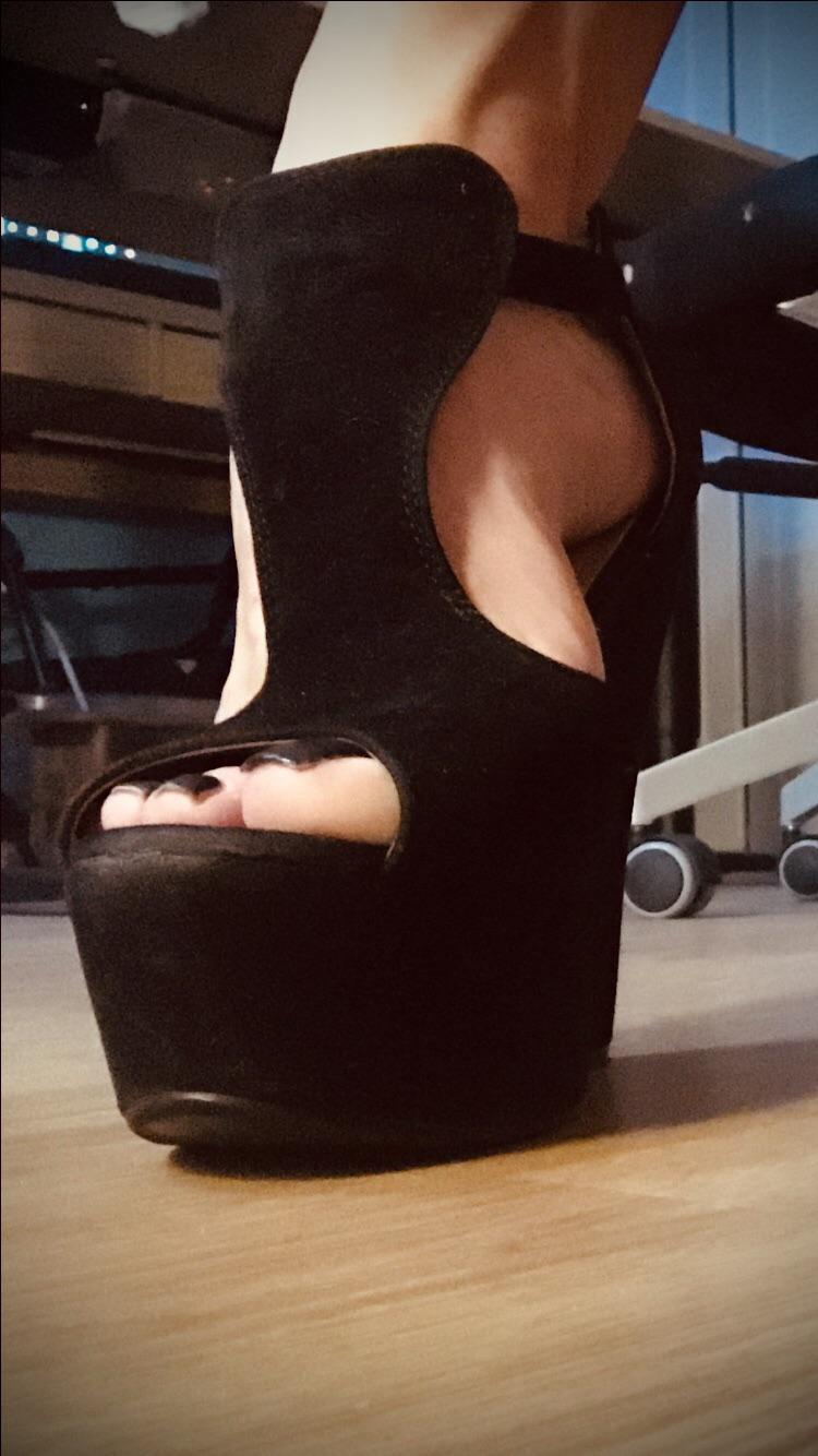 POV - You’re lying face down about to lick all up along my arch 😛🦶🏼 | Scrolller